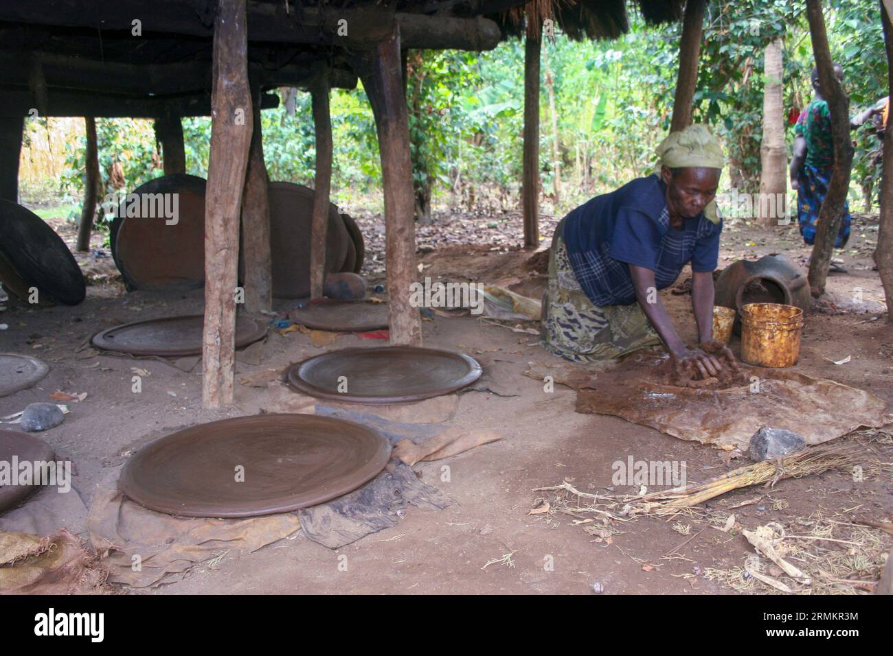 Woman making injera ethiopia hi-res stock photography and images - Alamy
