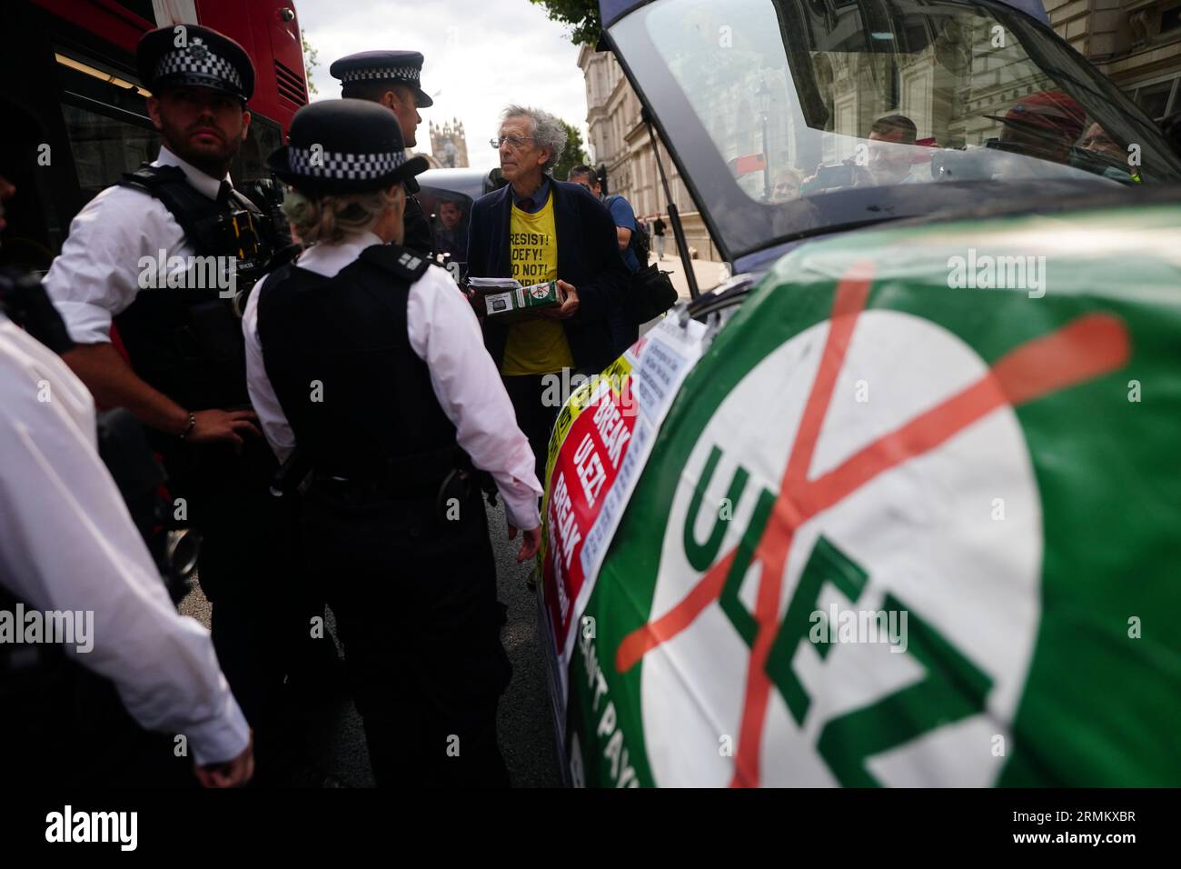 Piers Corbyn speaks with police officers after joining protesters ...