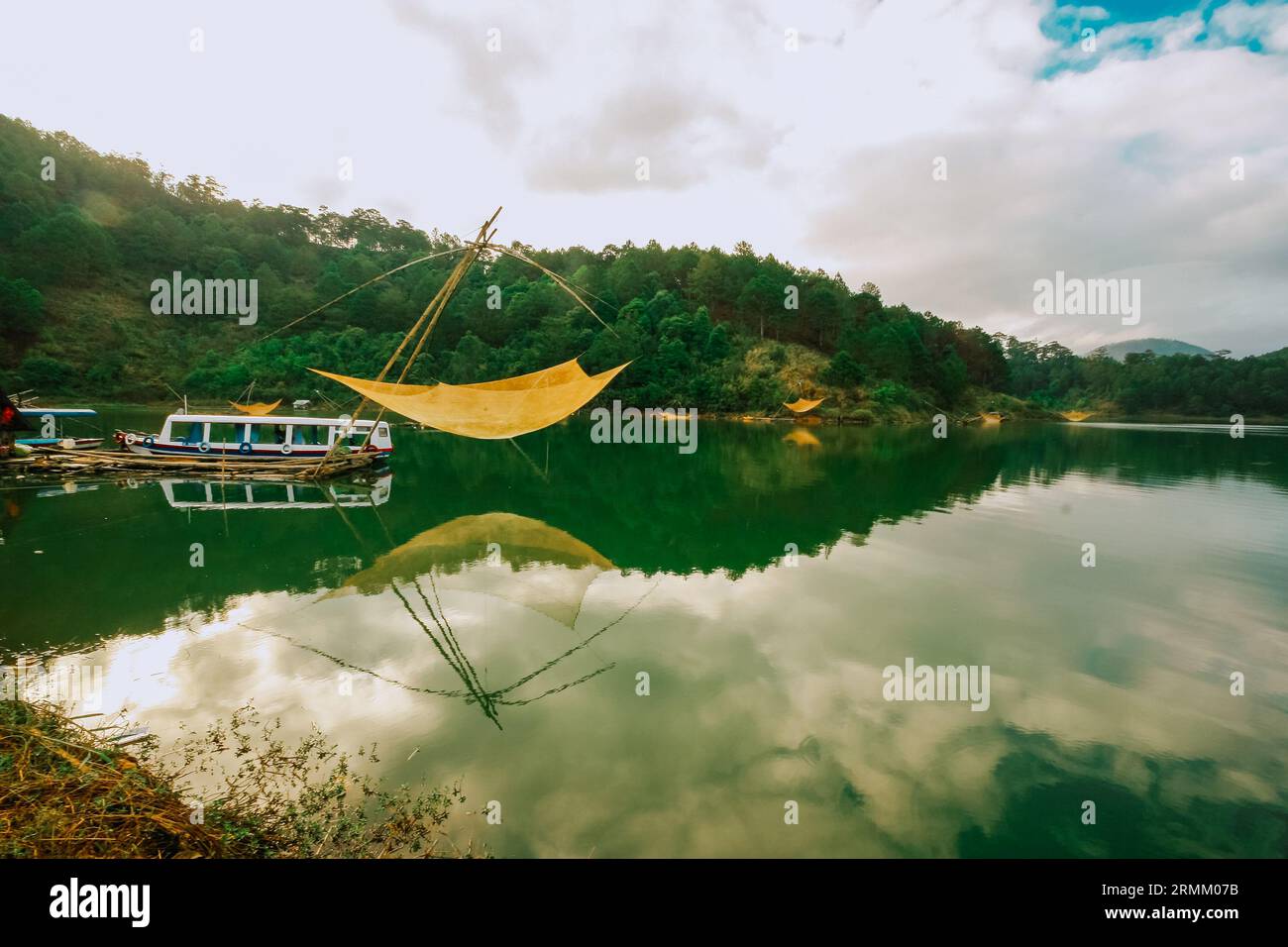 Da Lat scenery Vietnam scenery beautiful scenery Da Lat in the mist ...