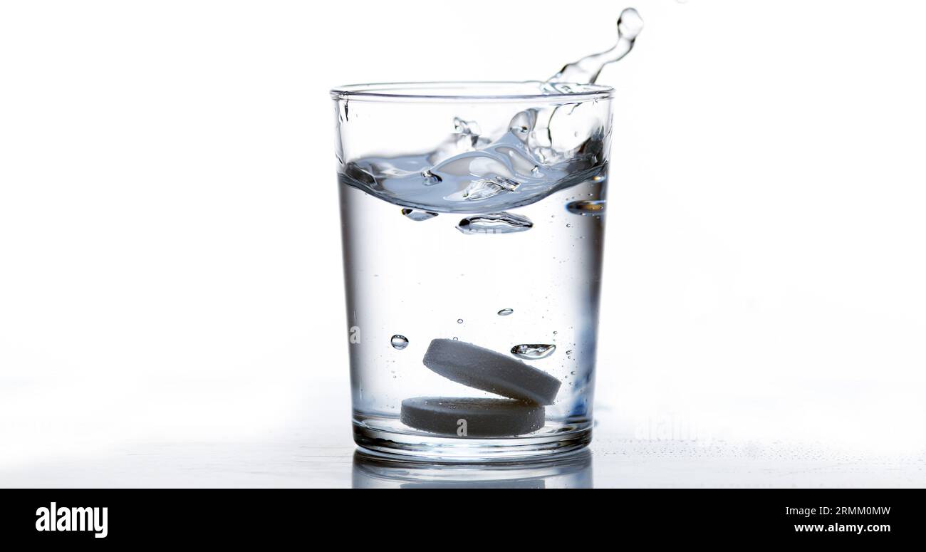 Tablets falling dissolving glass water hi-res stock photography and ...