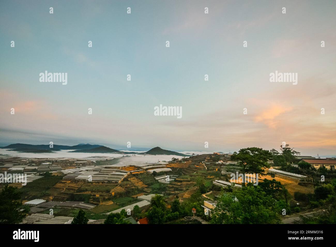 Da Lat scenery Vietnam scenery beautiful scenery Da Lat in the mist ...