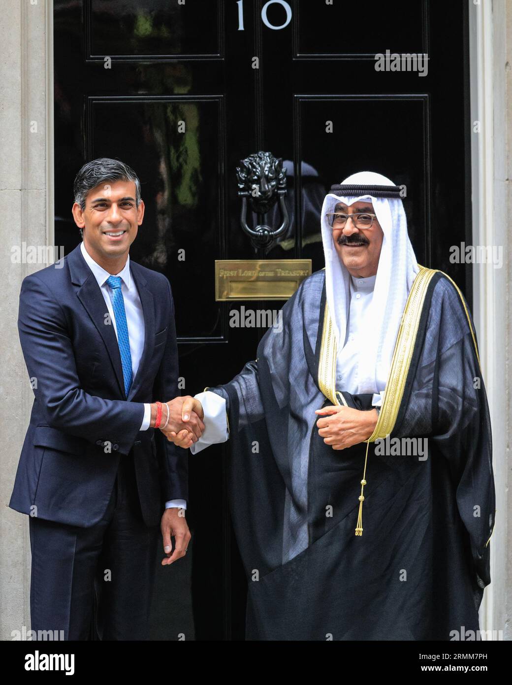 Kuwaiti robe hi-res stock photography and images - Alamy