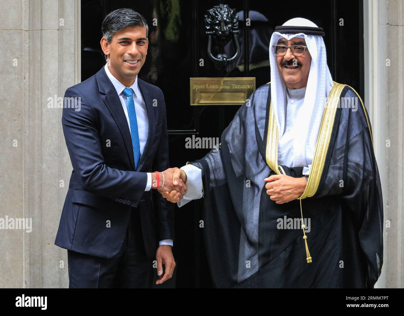 Kuwaiti robe hi-res stock photography and images - Alamy