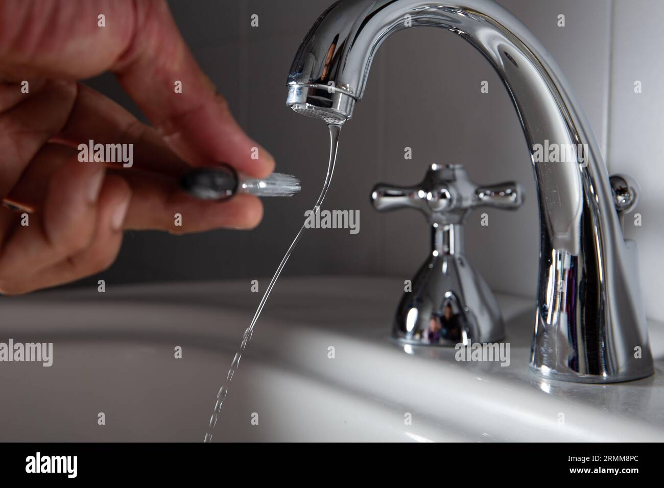 Water molecule polarity hi-res stock photography and images - Alamy