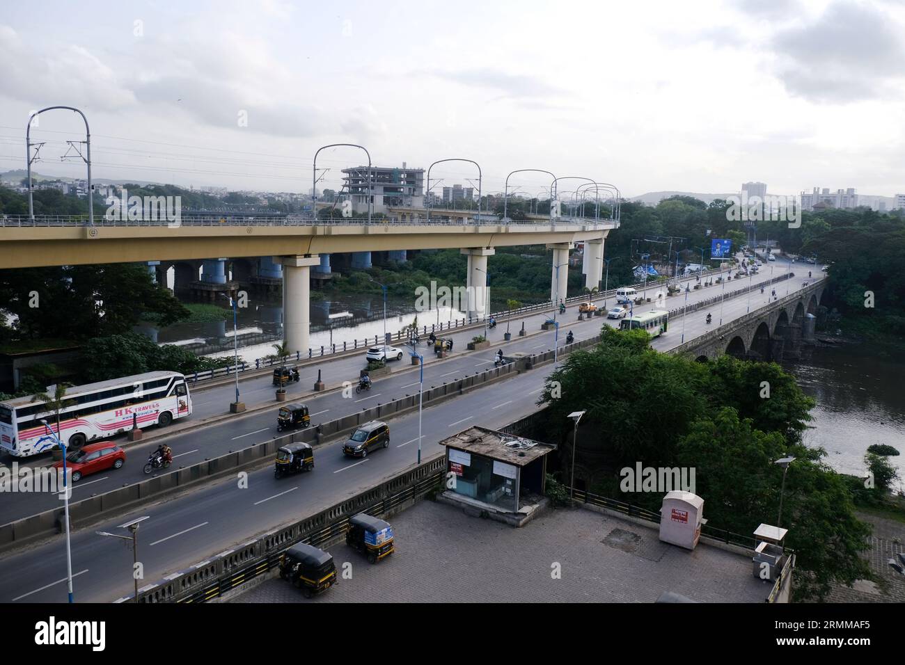 City roads hi-res stock photography and images - Alamy