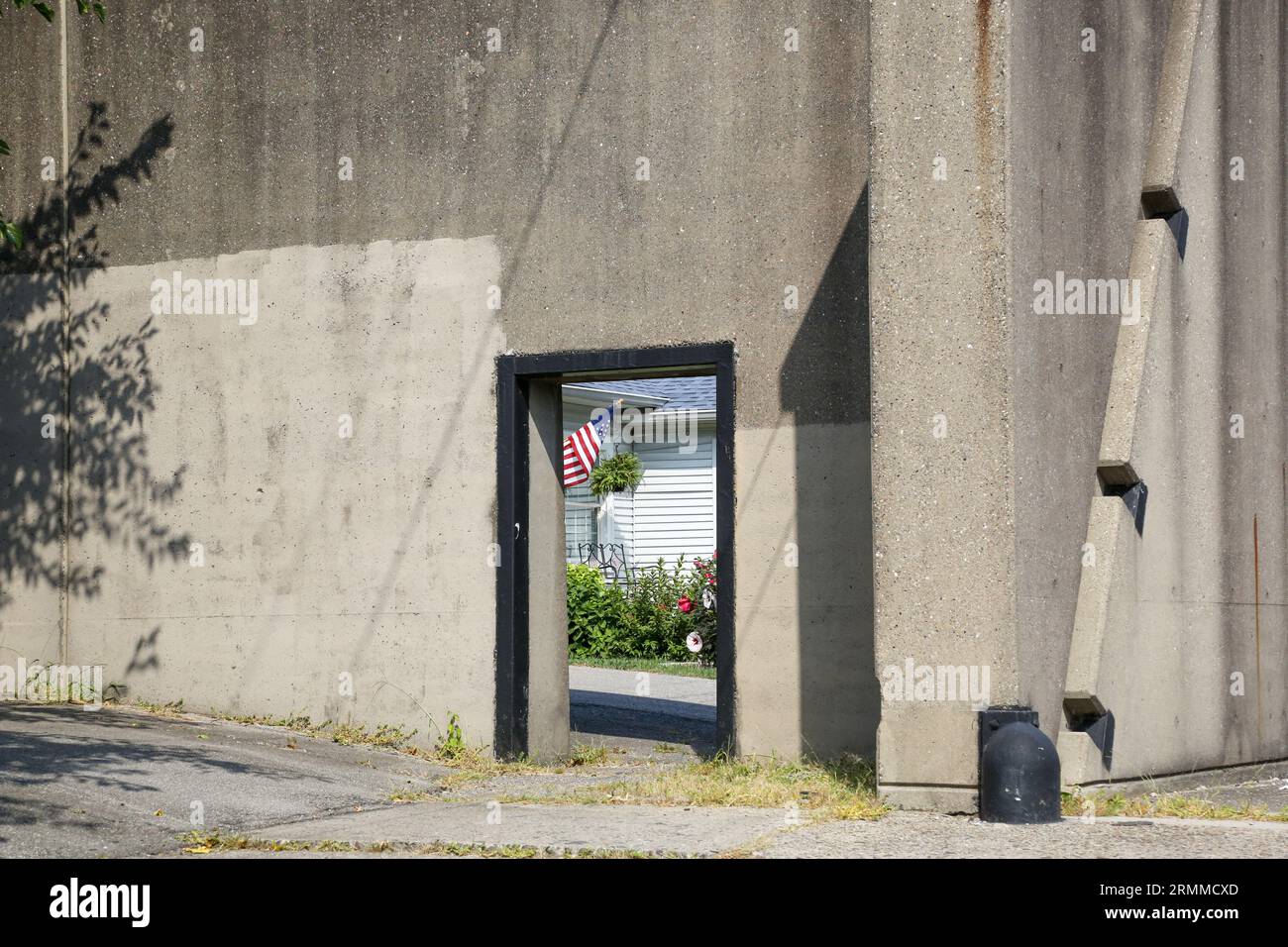 Flood wall near Ohio River in Jeffersonville, Indiana Stock Photo - Alamy