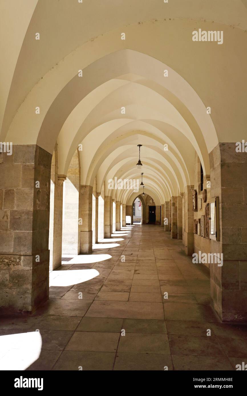 Long arch hi-res stock photography and images - Alamy