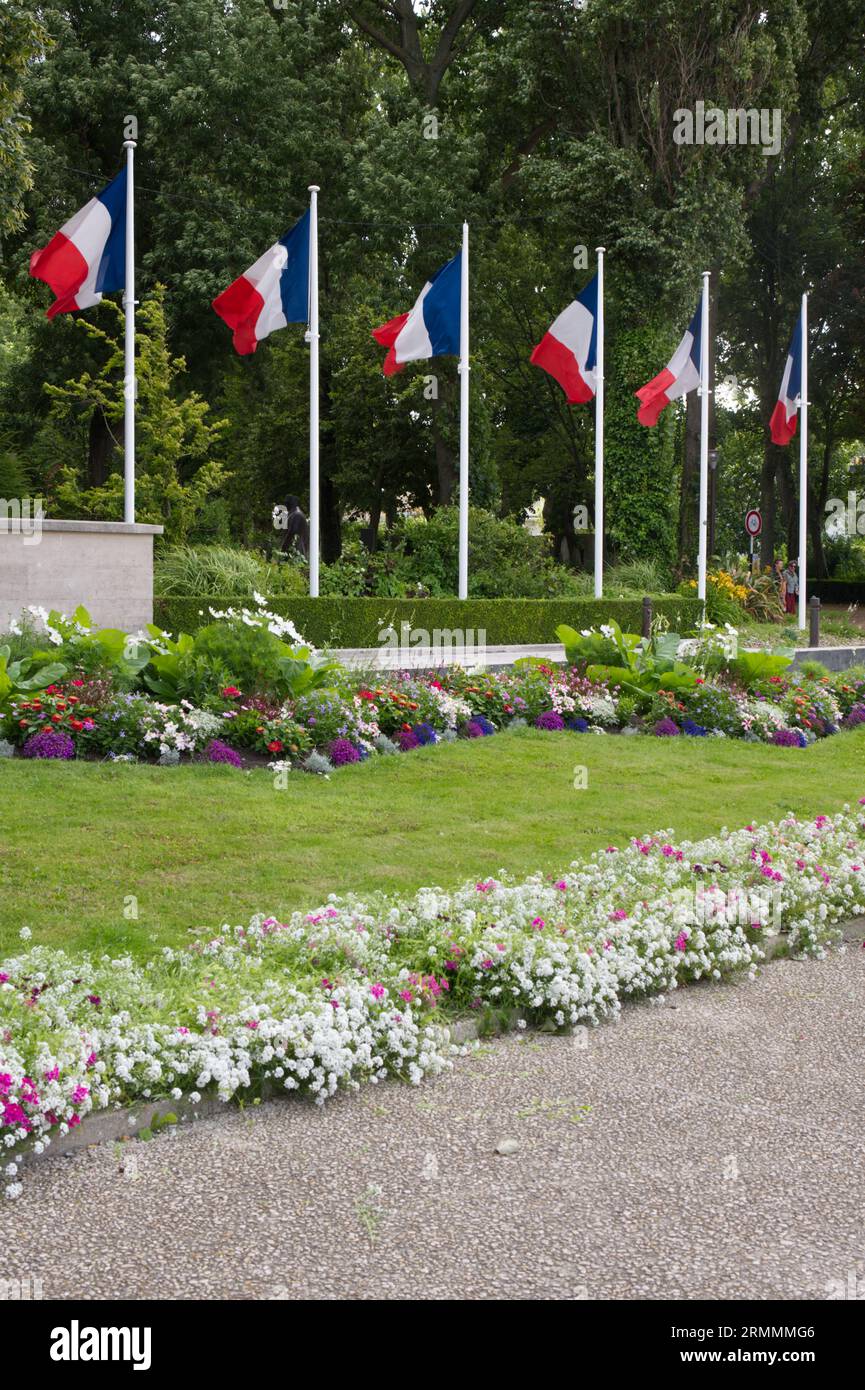 French flags on war memorial to the dead of Calais, Place du Maréchal ...