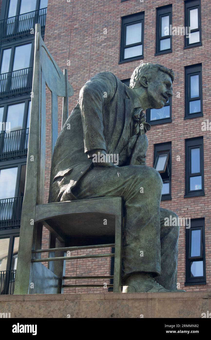 Charles Rennie Macintosh statue on the corner of Argyle and Elliot ...