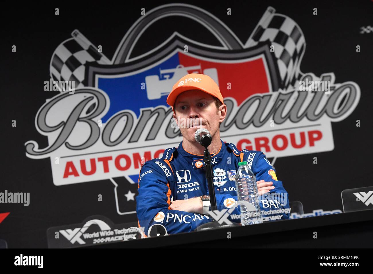 MADISON, IL - AUGUST 27: Scott Dixon (#9 Chip Ganassi Racing) speaks to ...