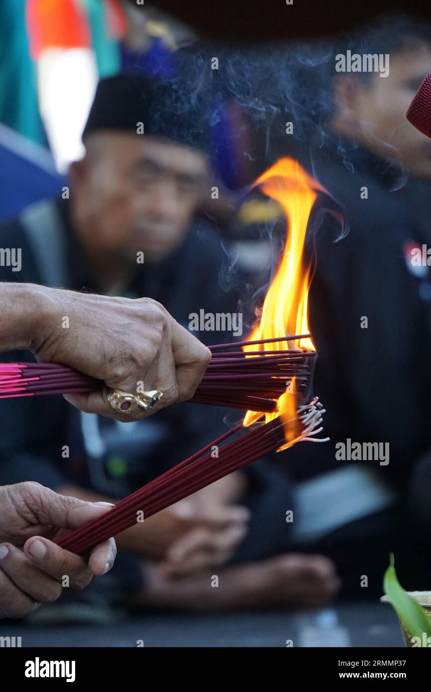 Rituals holding hands hi-res stock photography and images - Alamy