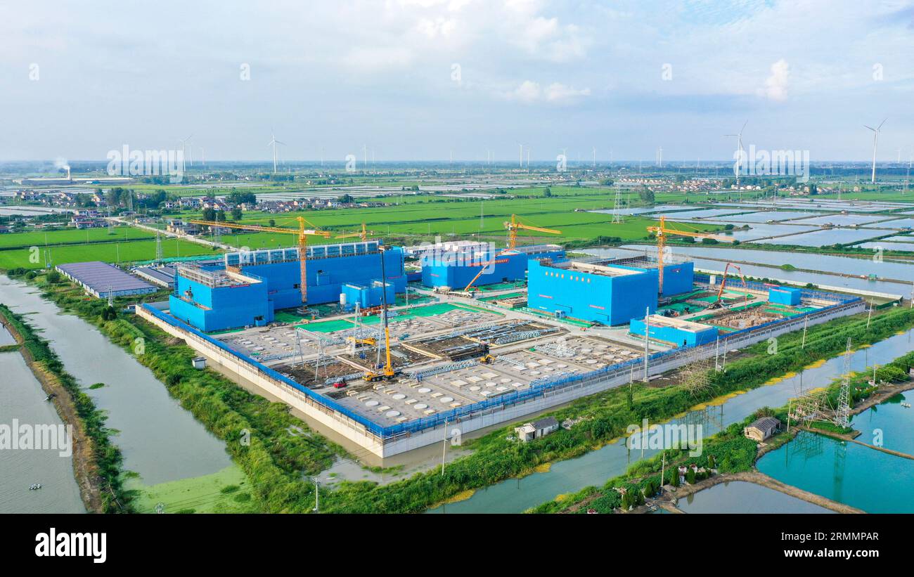 YANGZHOU, CHINA - AUGUST 29, 2023 - Construction workers install a ...