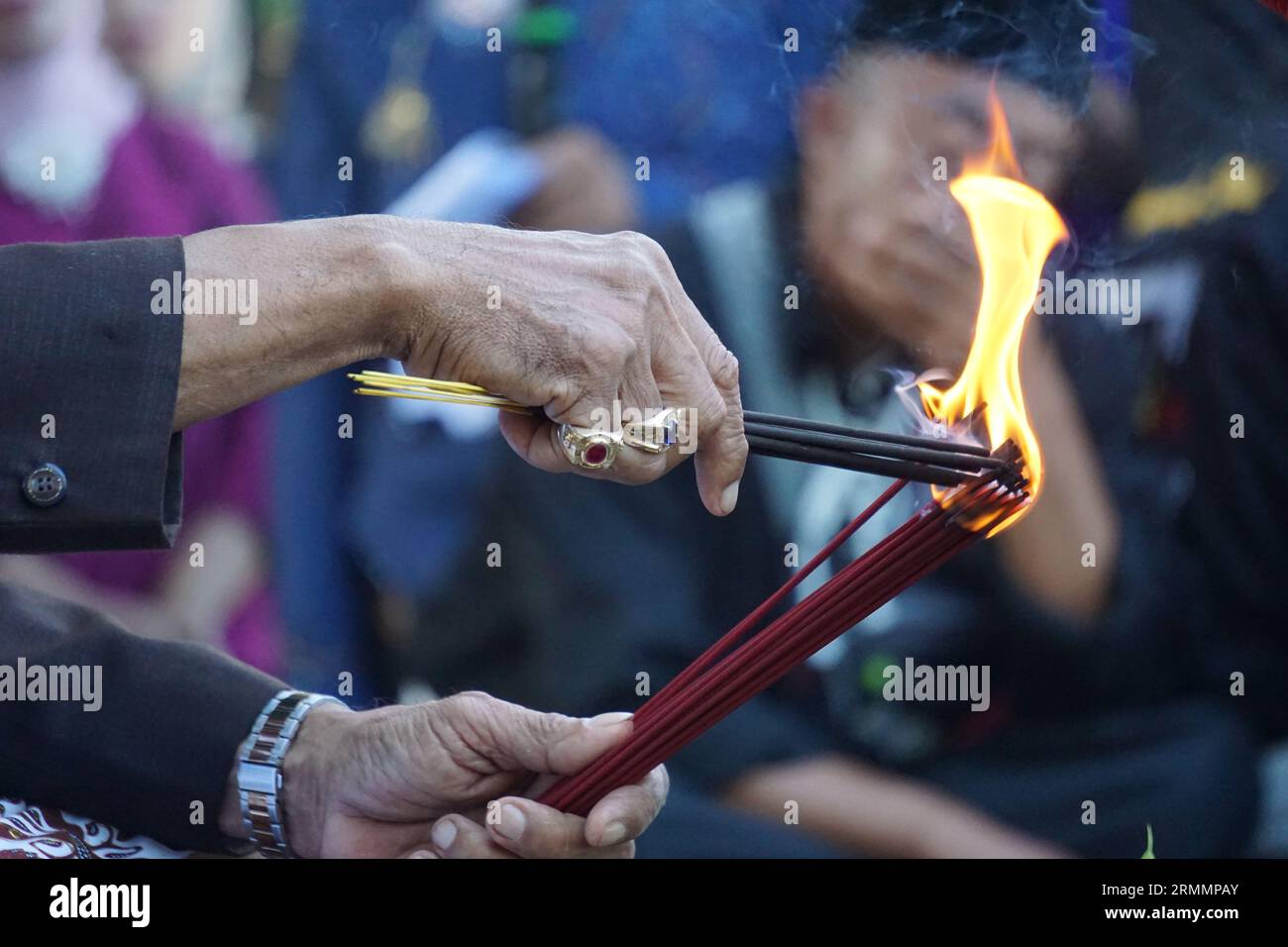 Rituals holding hands hi-res stock photography and images - Alamy