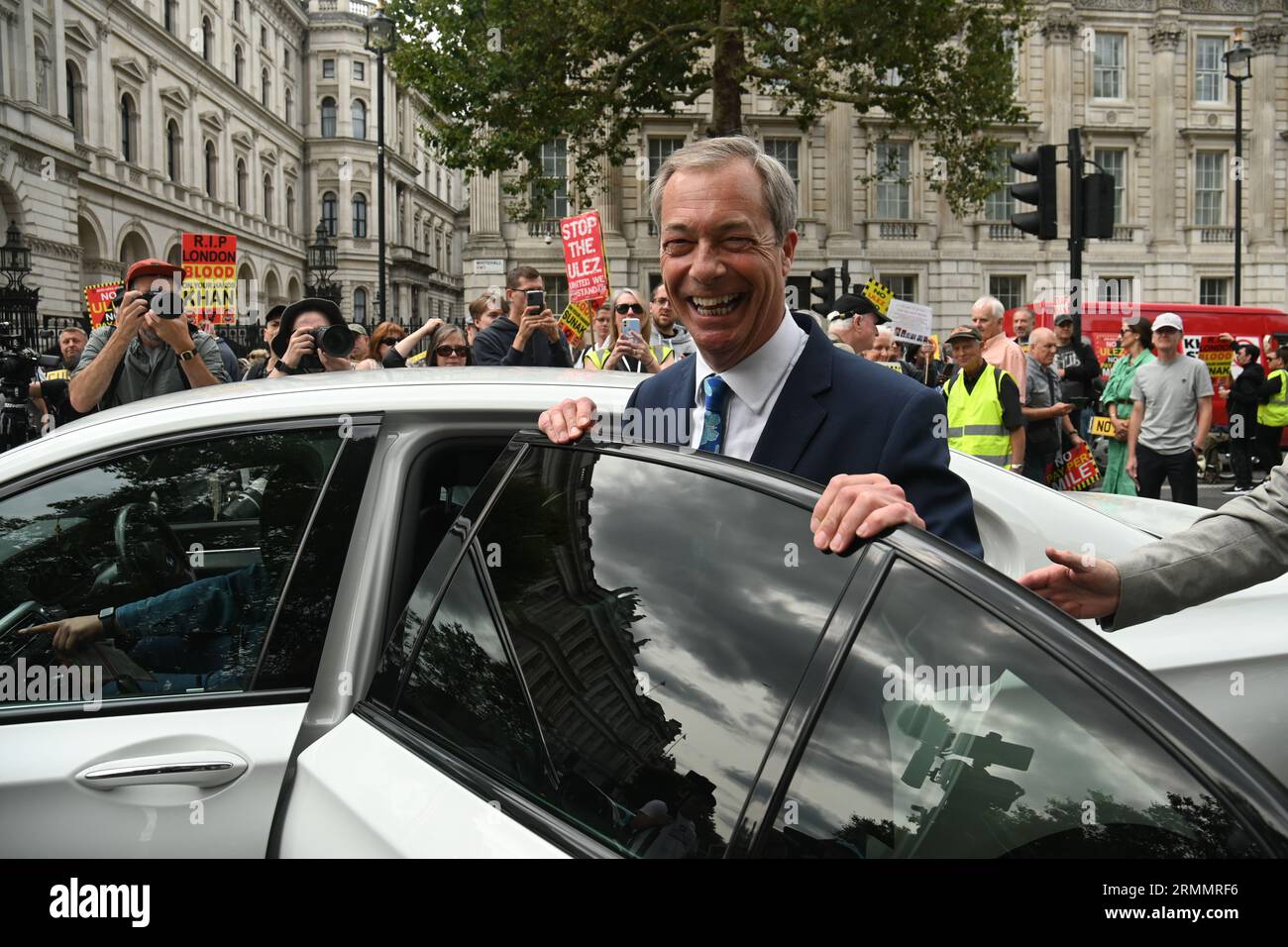 Non compliant car hi-res stock photography and images - Alamy