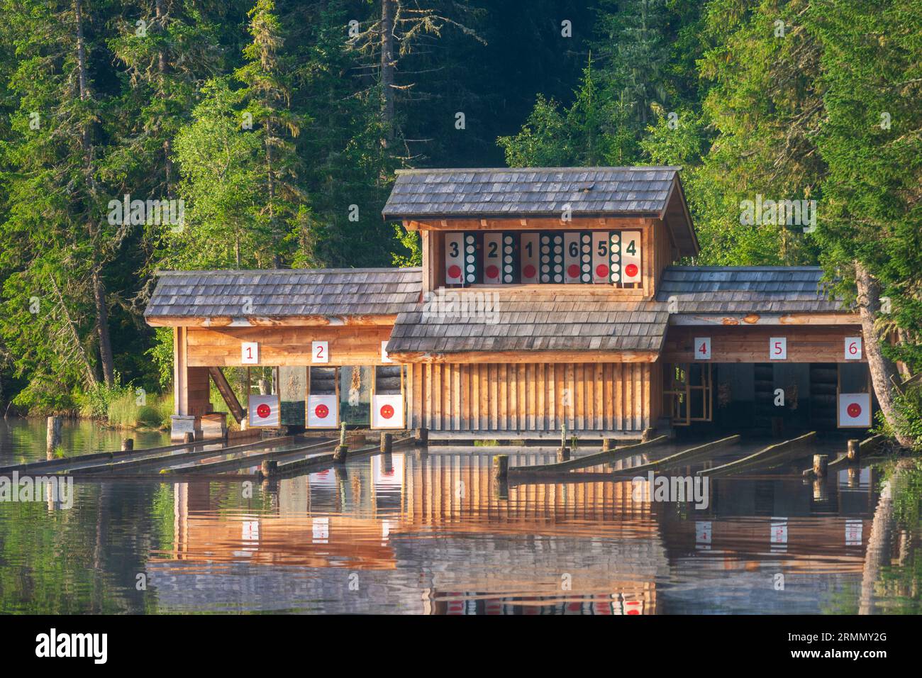 Hut for shooting water targets hi-res stock photography and images - Alamy