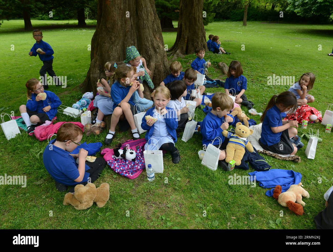 School children lunch outside hi-res stock photography and images - Alamy