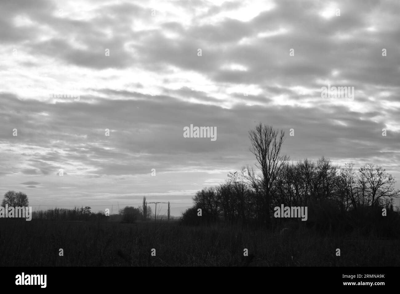 Cloudy sky black and white hi-res stock photography and images - Alamy