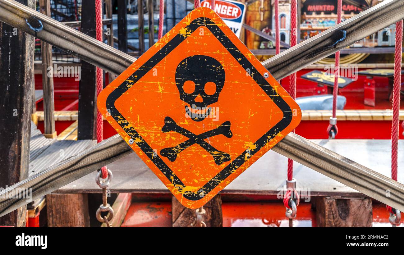 Skull cross bones sign ghost hi-res stock photography and images - Alamy