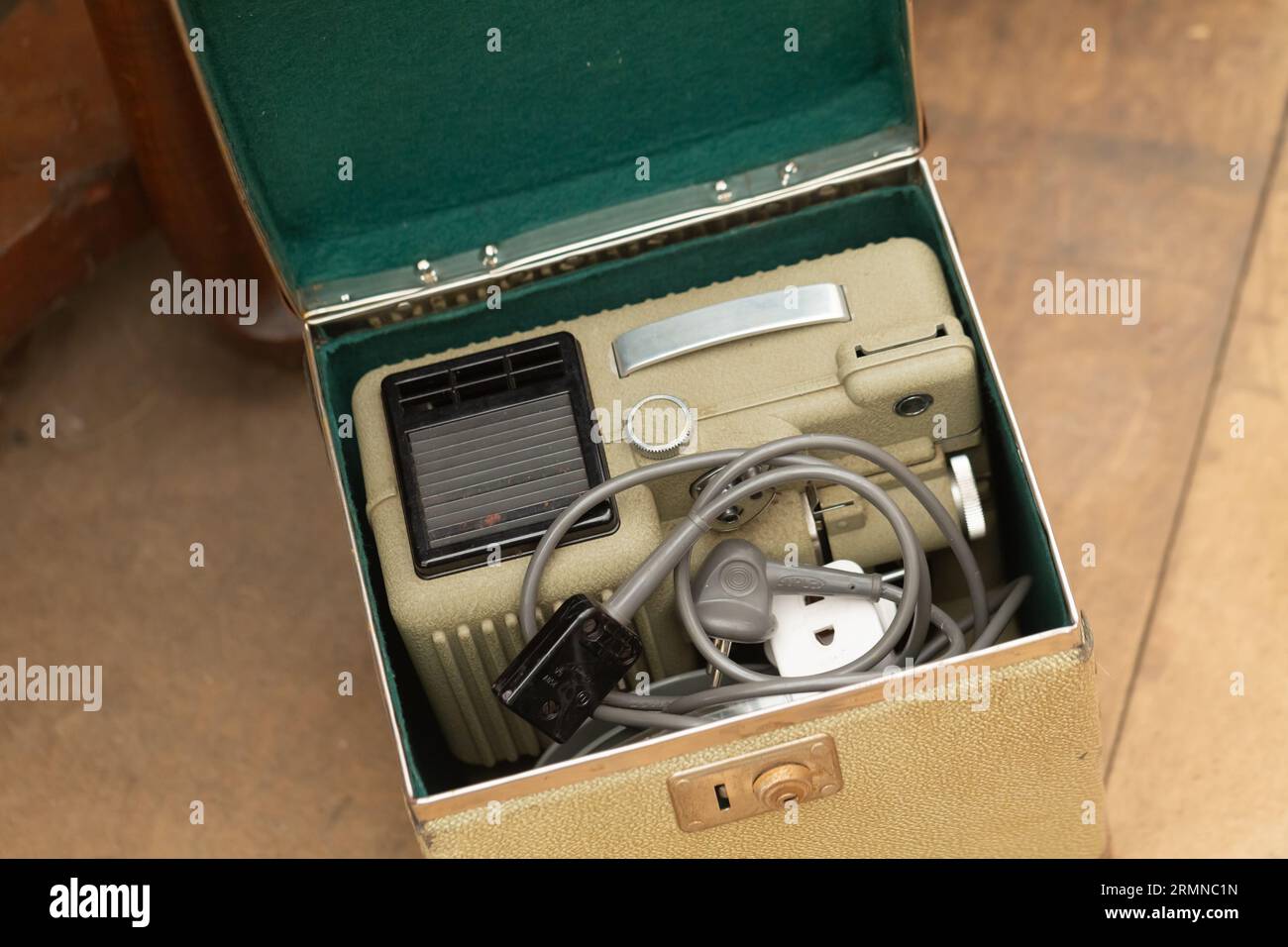 Retro Nostalgia - An old projector in a case Stock Photo - Alamy