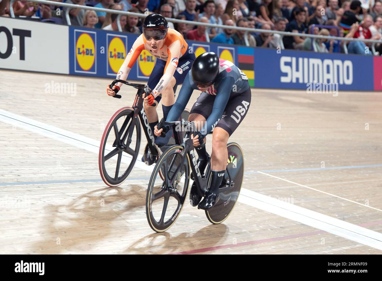 Jen Valente, sprints to win the women's Scratch race and become world ...