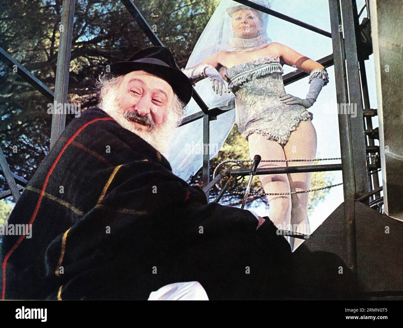 LOU GILBERT and SANDRA MILO in GIULIETTA DEGLI SPIRITI / JULIET OF THE SPIRITS 1965 director ...