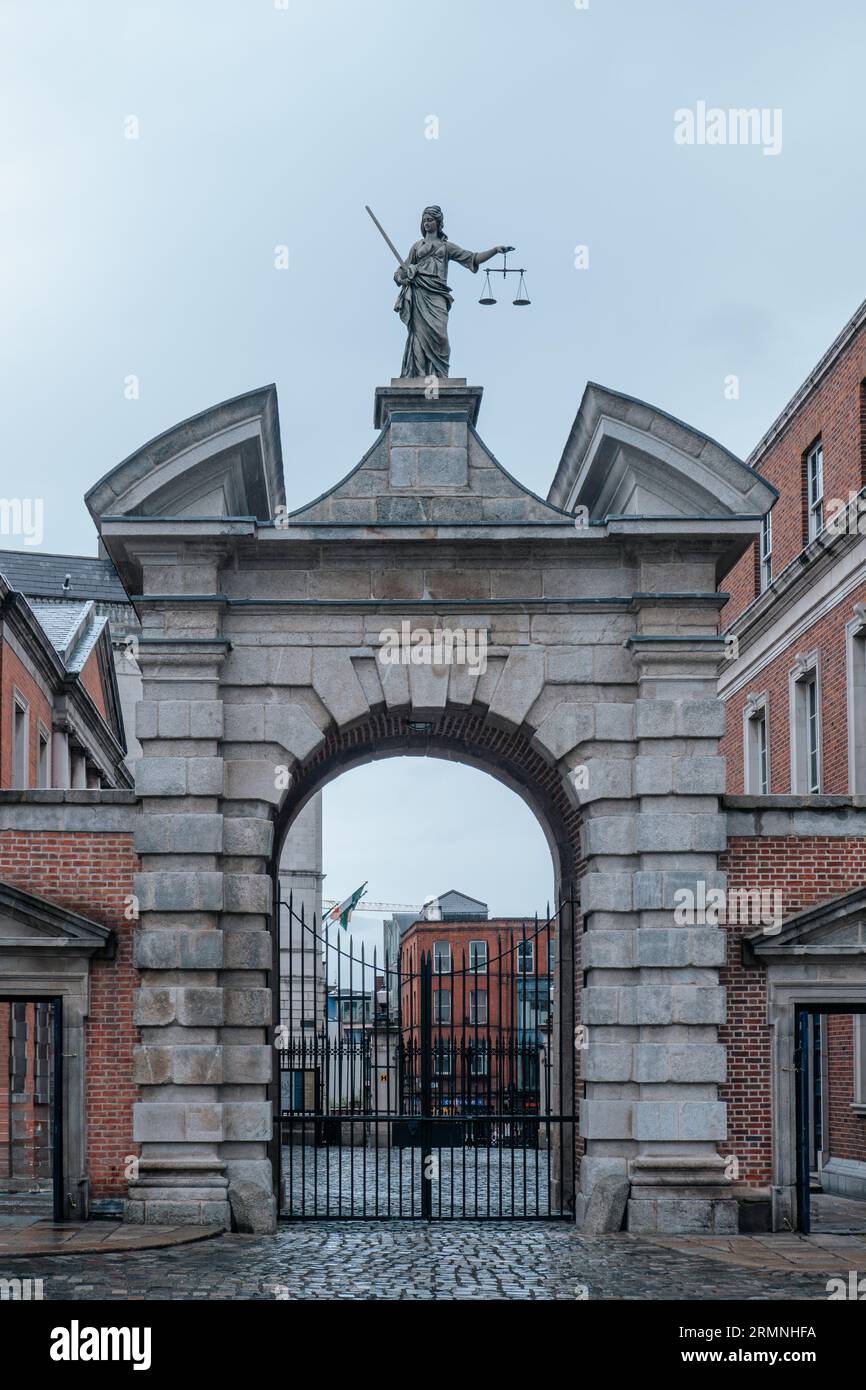 Temple bar dublin square hi-res stock photography and images - Alamy