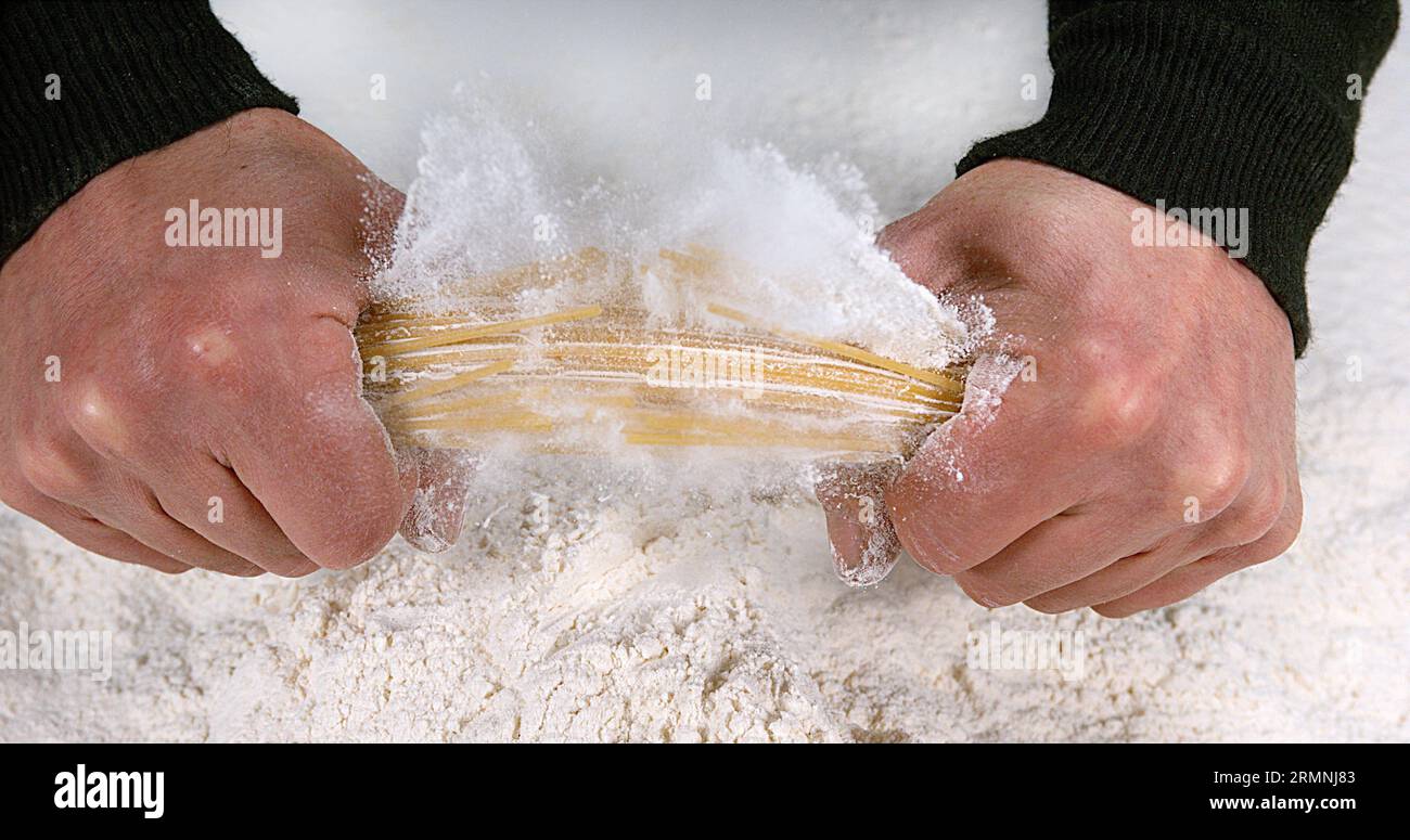 Breaking spaghetti hi-res stock photography and images - Alamy
