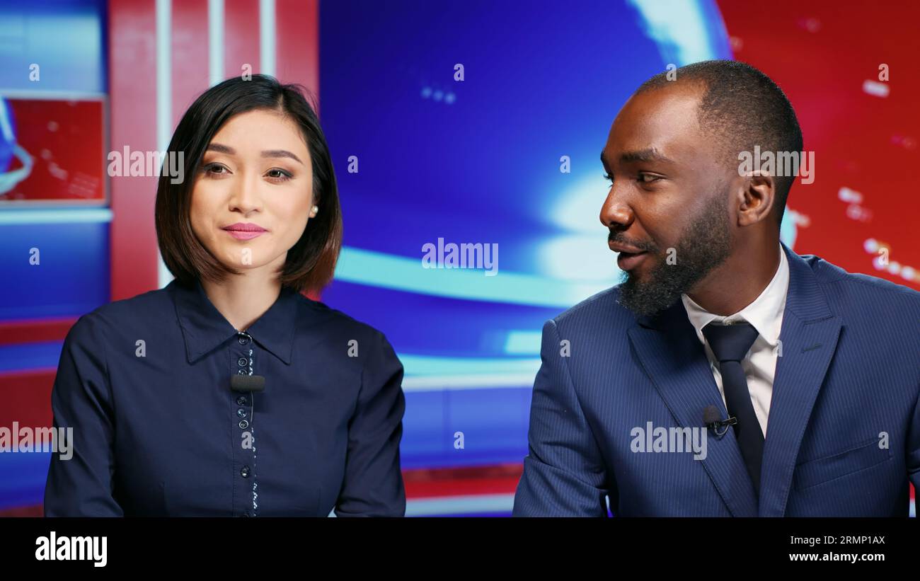 African news reporter team hi-res stock photography and images - Alamy