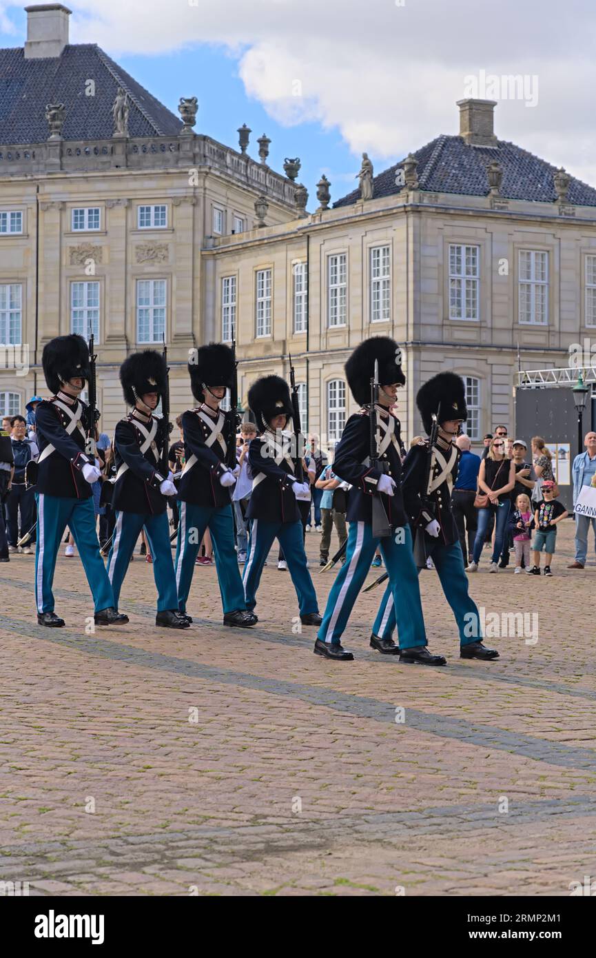 Ceremonial guards amalienborg palace hi-res stock photography and images - Alamy