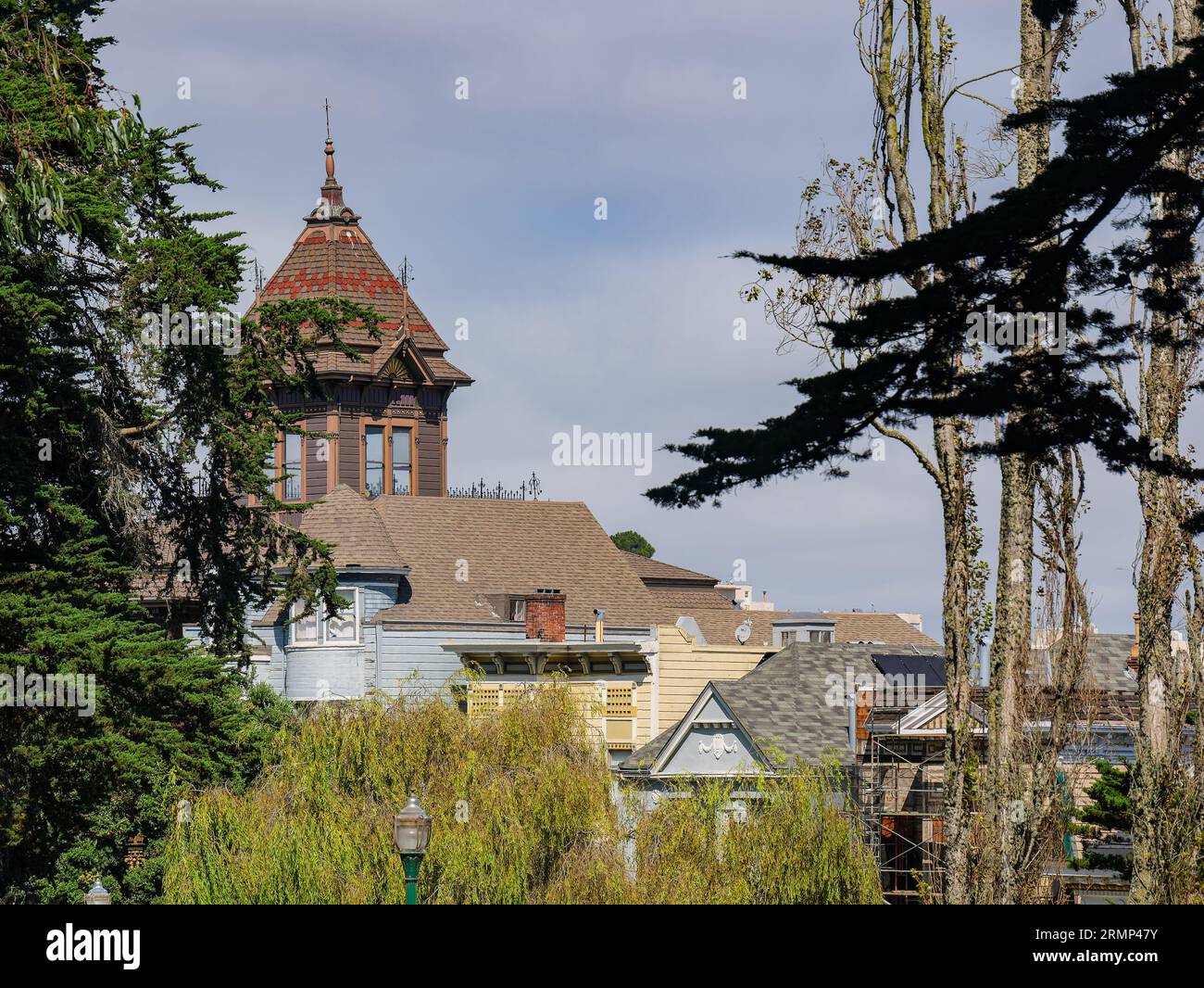 Sunny exterior view of historical building in Alamo Square at San ...