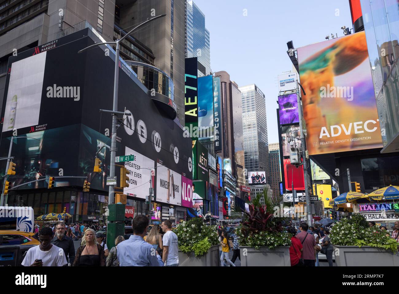 Live advertising times square hi-res stock photography and images - Alamy
