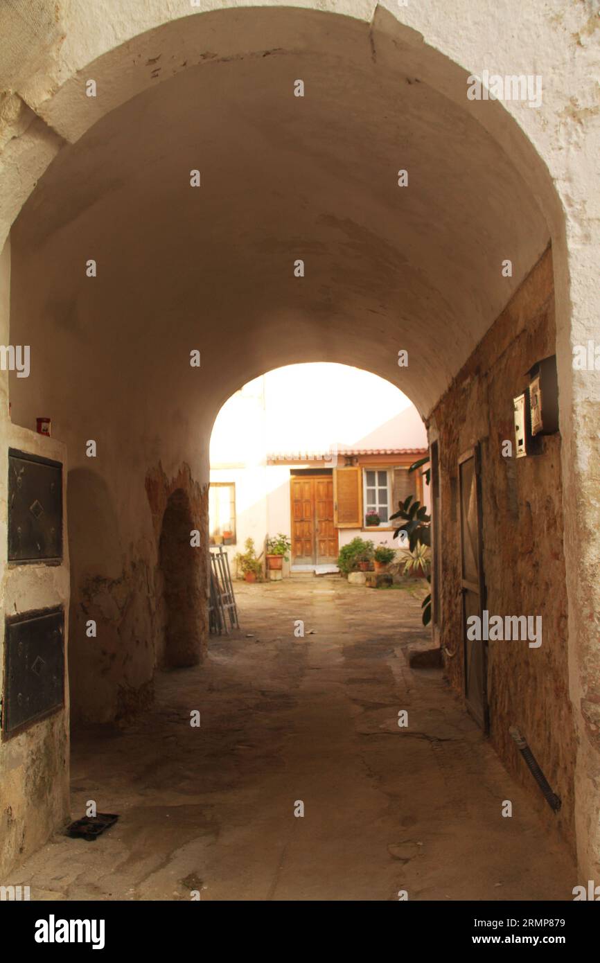 Arched entrance passageway hi-res stock photography and images - Alamy