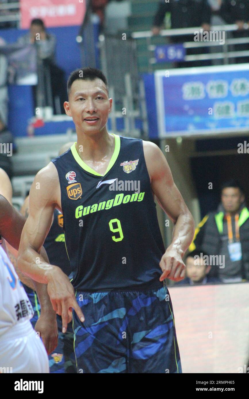 Basketball player yi jianlian china hi-res stock photography and images ...