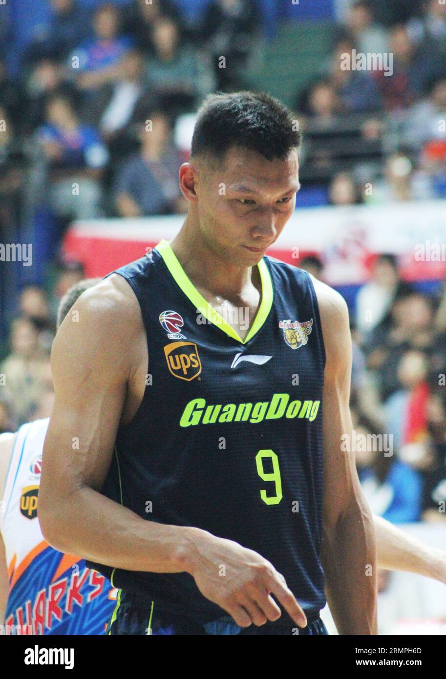 Basketball player yi jianlian china hi-res stock photography and images ...