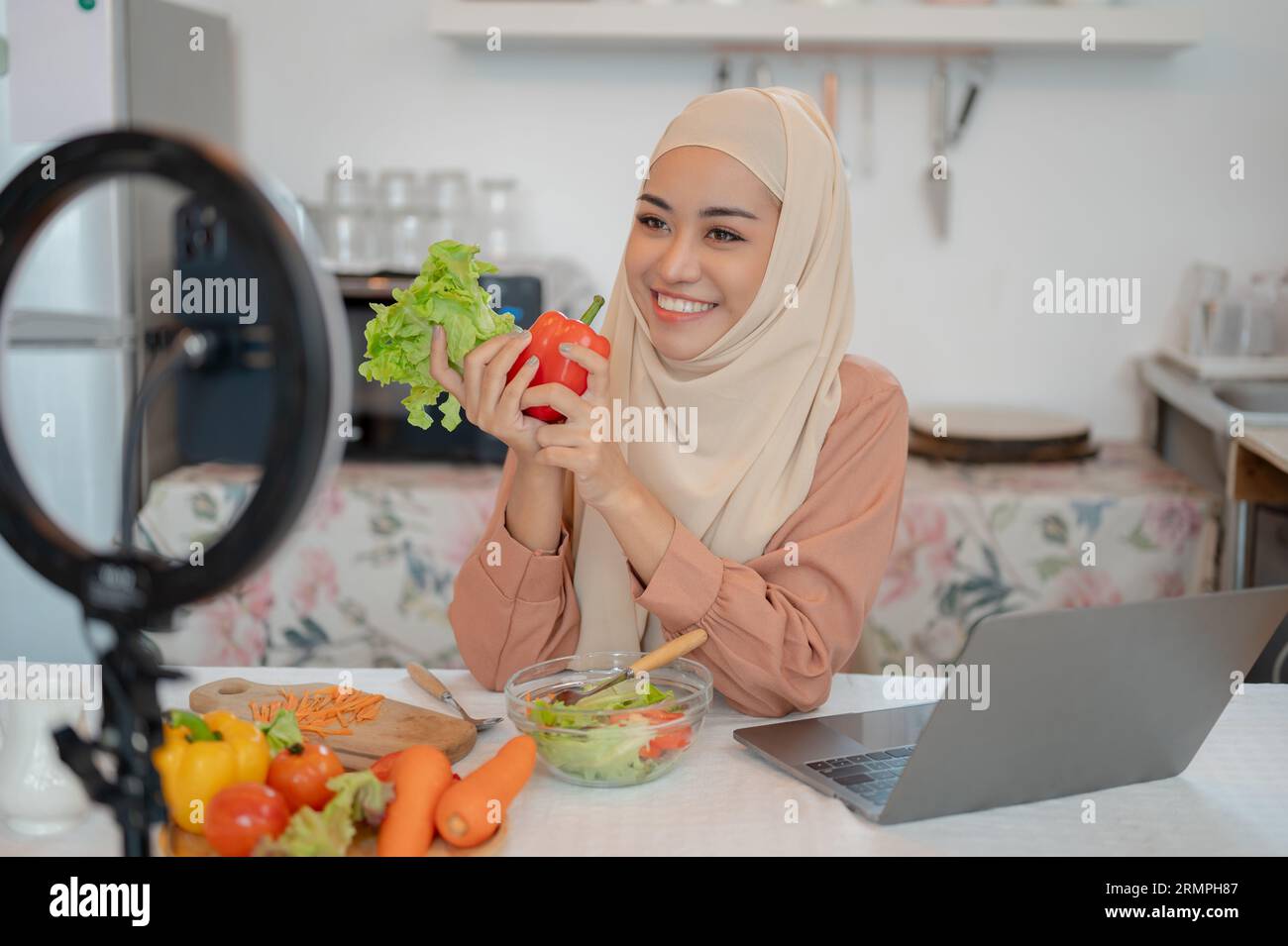 Muslim content creator hi-res stock photography and images - Alamy