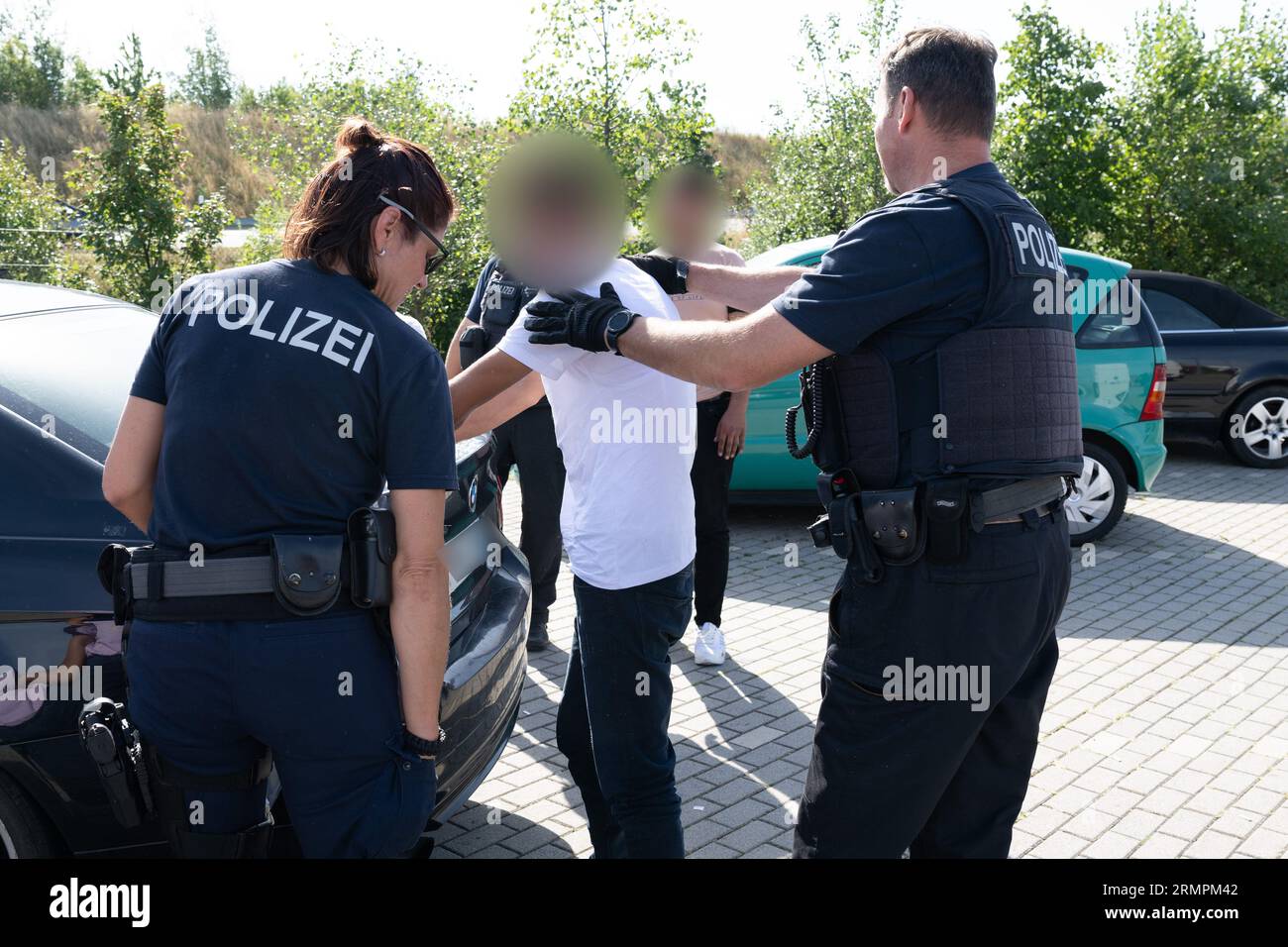 PRODUCTION - 25 August 2023, Saxony, Berggießhübel: Federal police ...