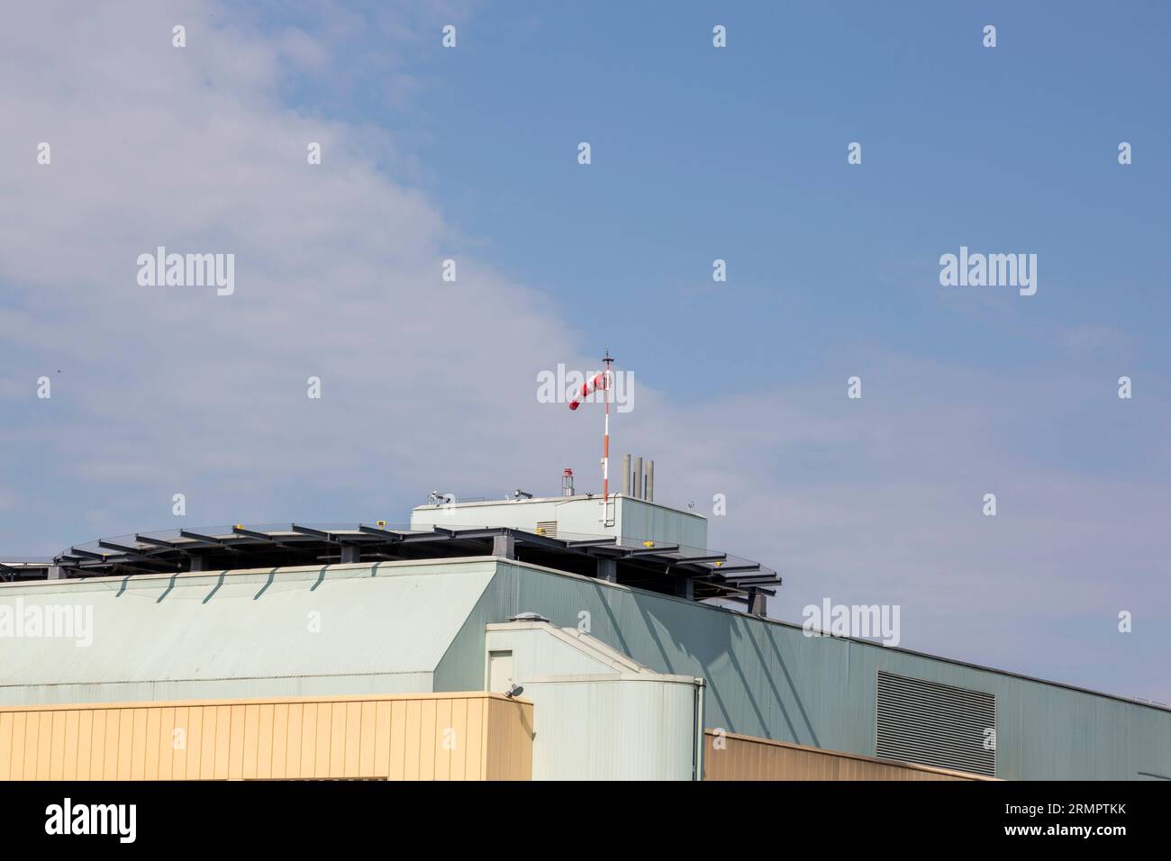 Urban hospital helipad hi-res stock photography and images - Alamy