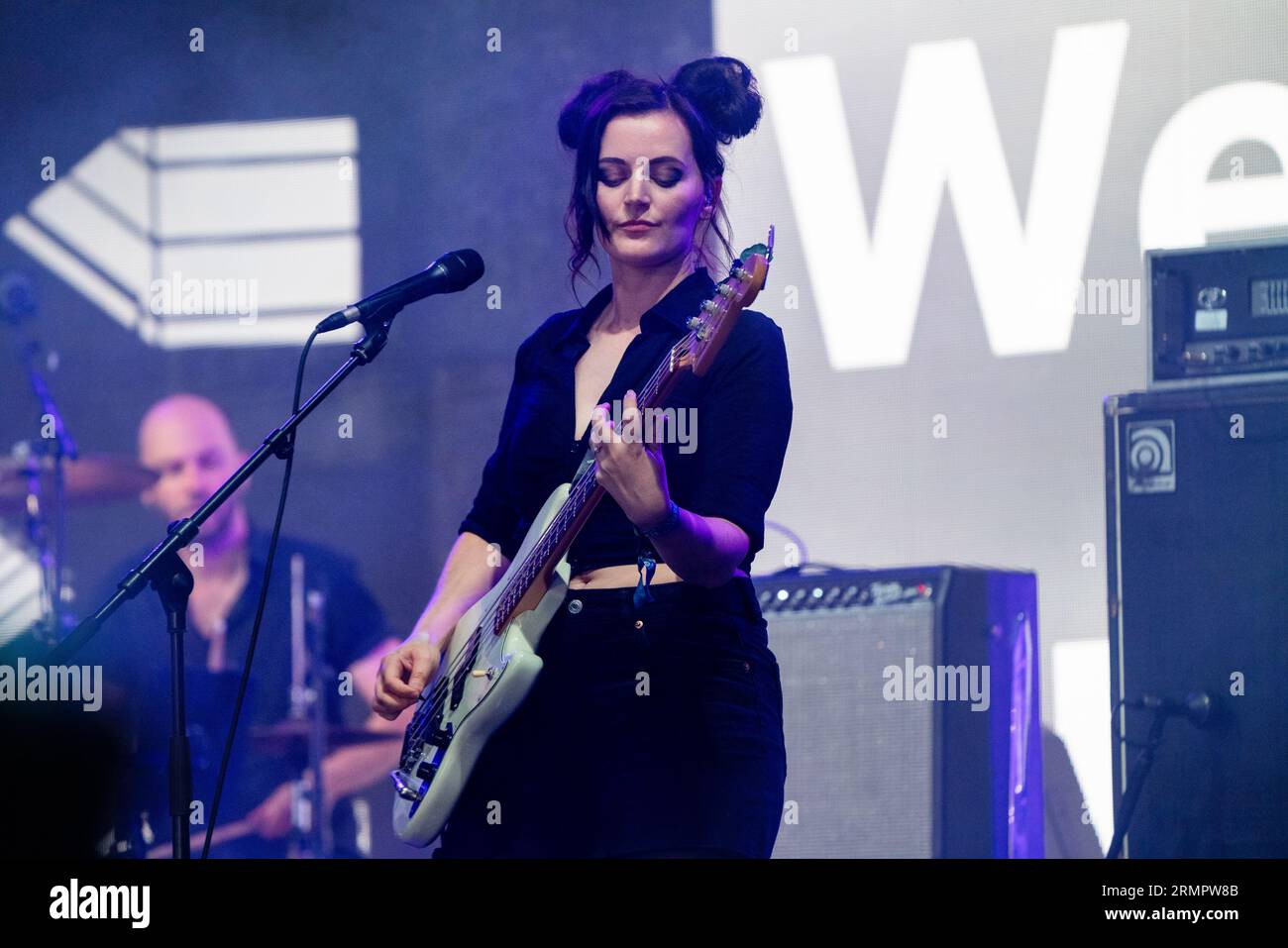 Melanie Howard plays bass with The Wedding Present on the Far Out Stage ...