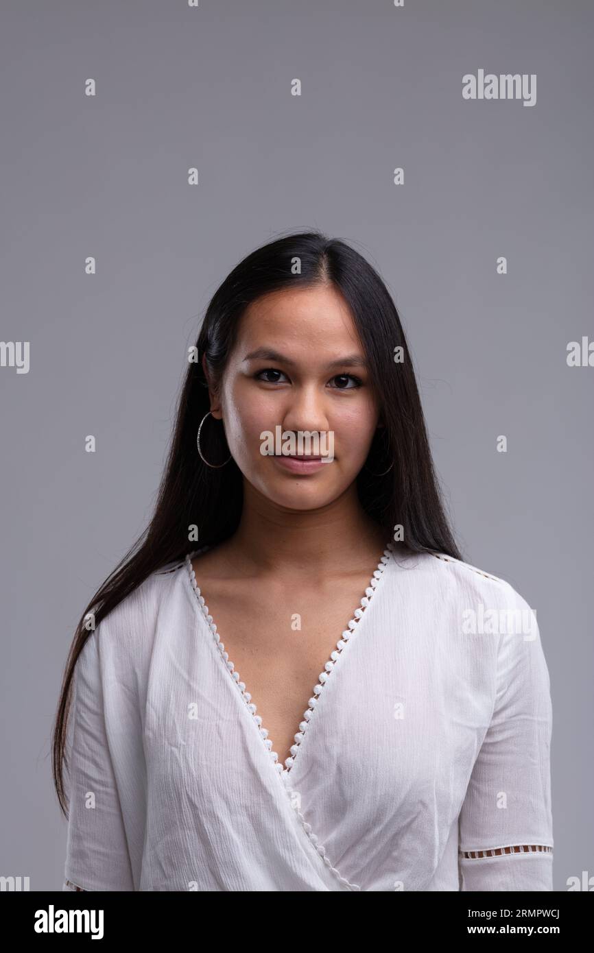 Woman frontal face beautiful hi-res stock photography and images - Alamy