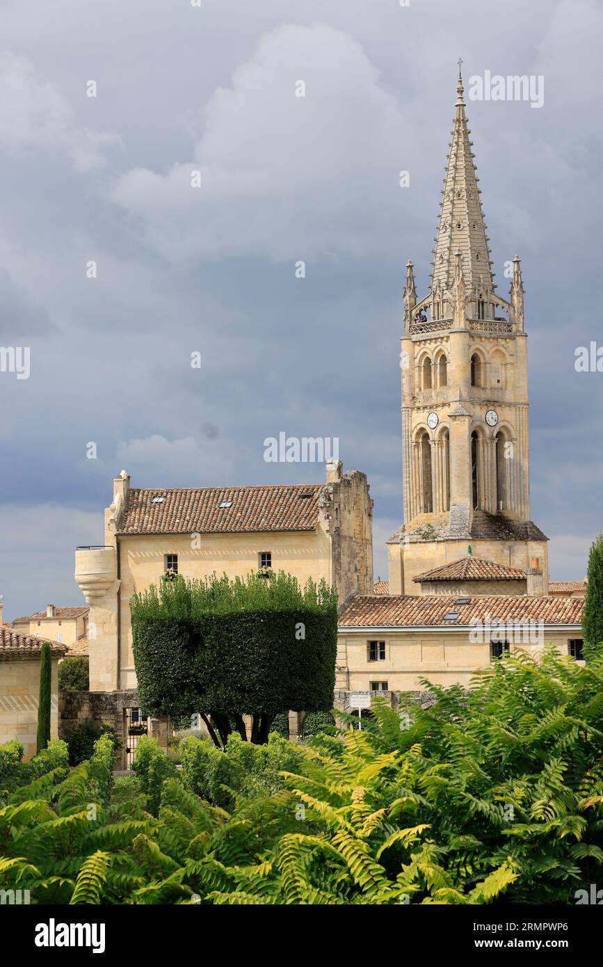 Saint-Émilion village internationalement connu dans son vignoble. Le ...