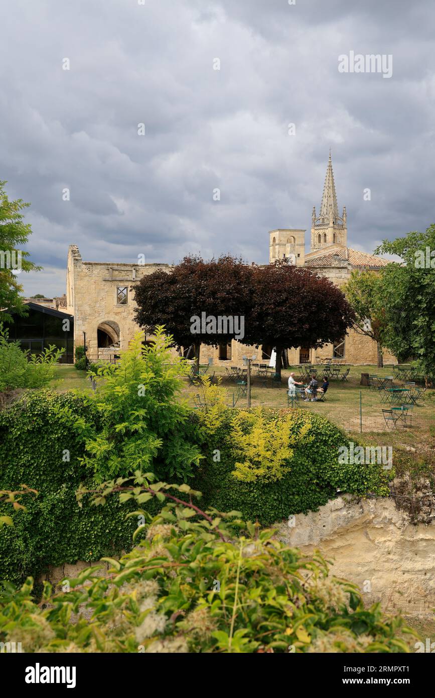 Saint-Émilion village internationalement connu dans son vignoble. Le ...