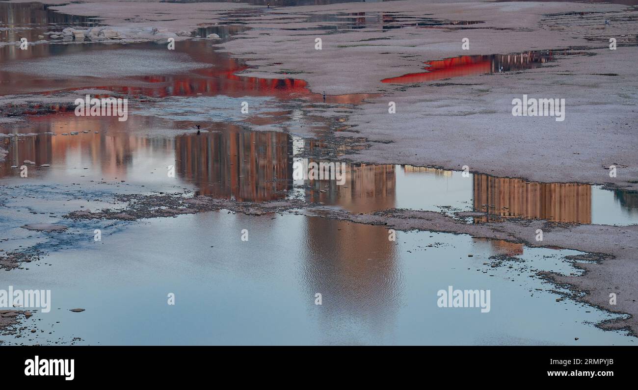 (FILE) The water level of the Yangtze River and Jialing River in the ...