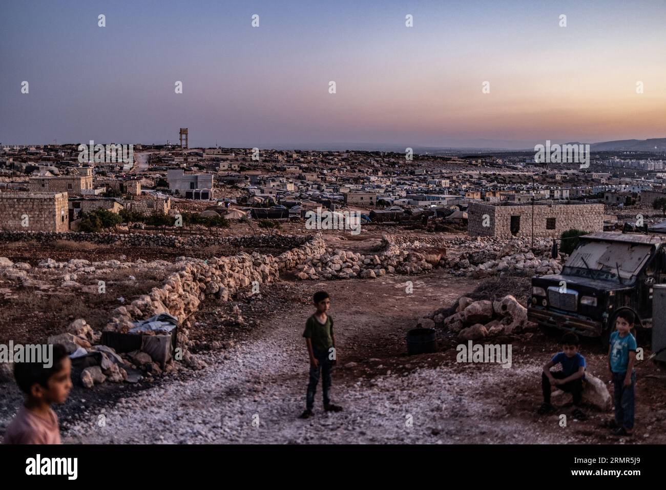 War displaced families hi-res stock photography and images - Alamy