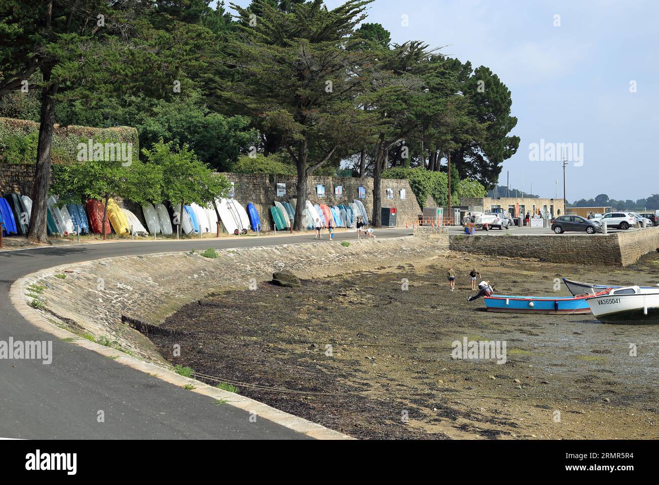 Coastal village and low tide on Anse du Logeo and Quai des Voileries ...