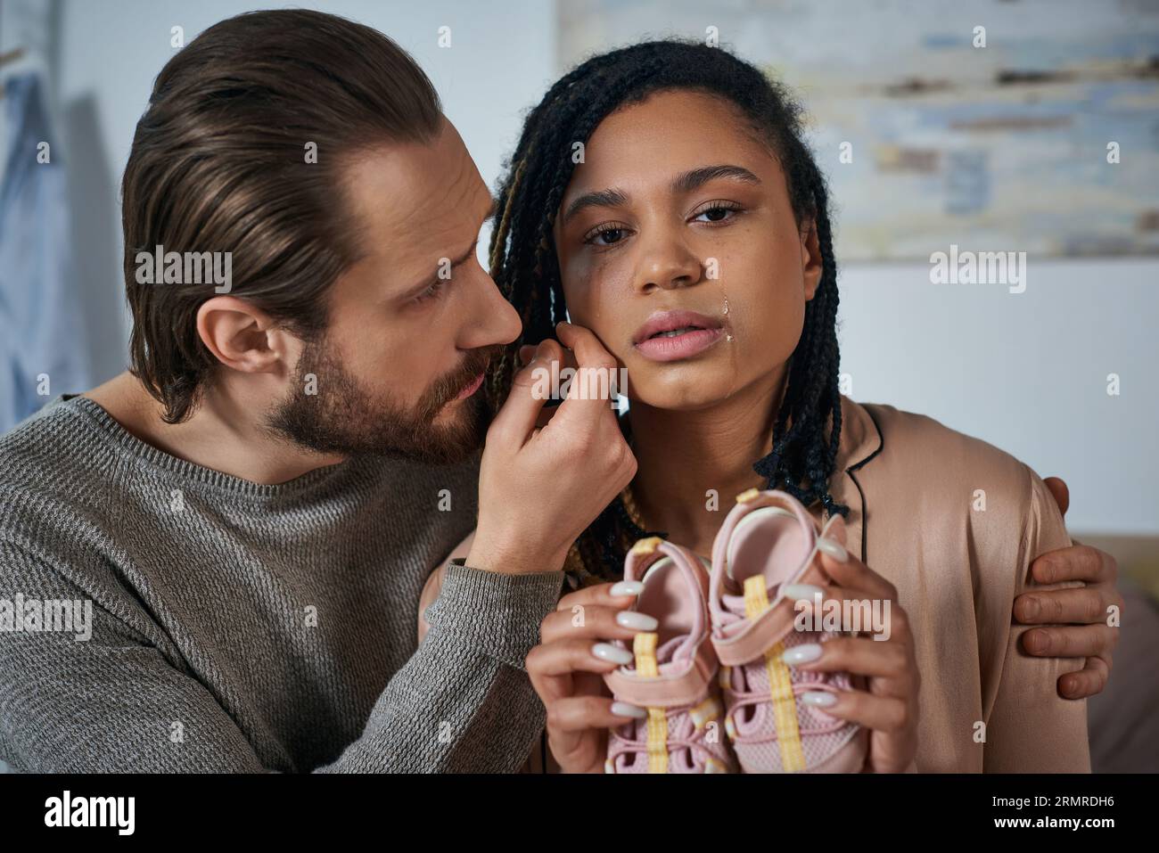 Woman crying man comforting hi-res stock photography and images - Alamy