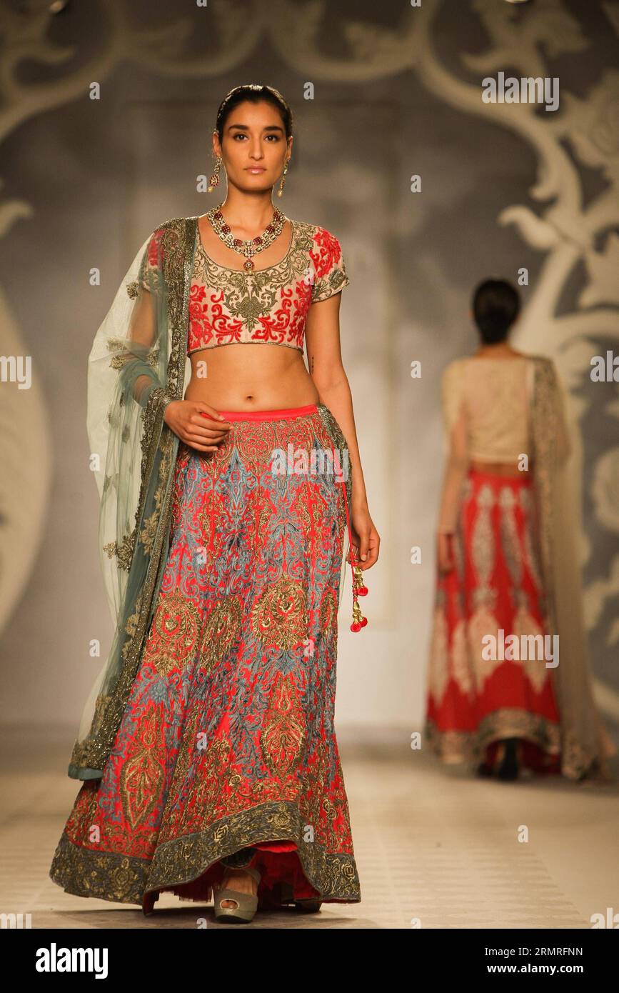 NEW DELHI, July 2014 (Xinhua) -- Models display the creations of Varun ...