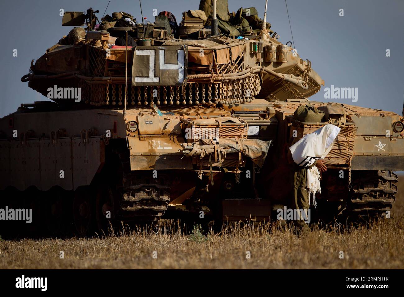 Soldier next to tank hi-res stock photography and images - Alamy