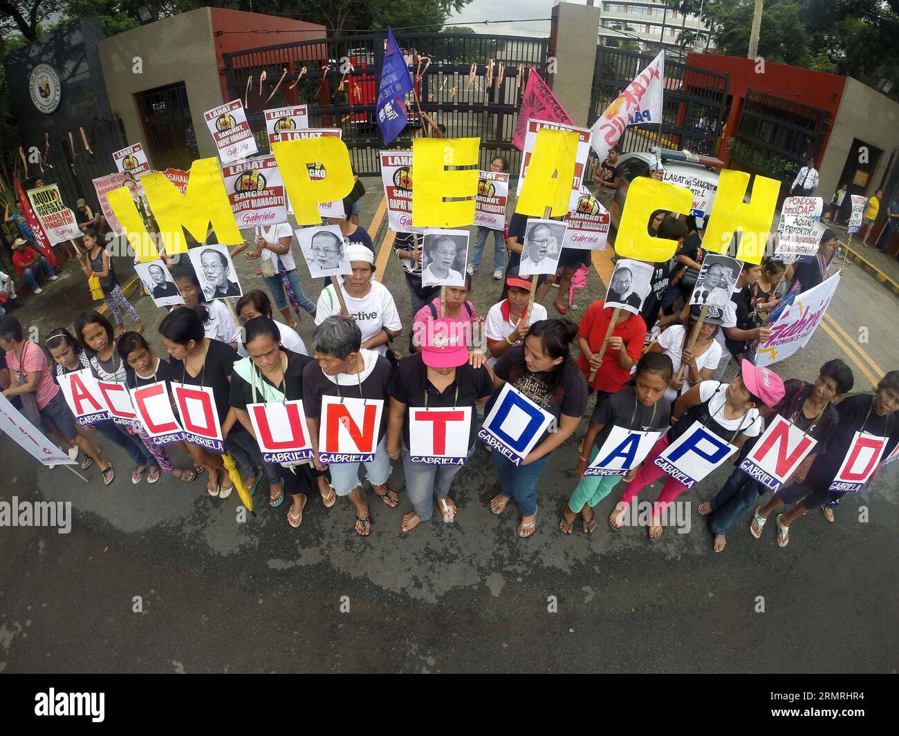 (140721) -- QUEZON CITY, July 21, 2014 (Xinhua) -- Activists display ...