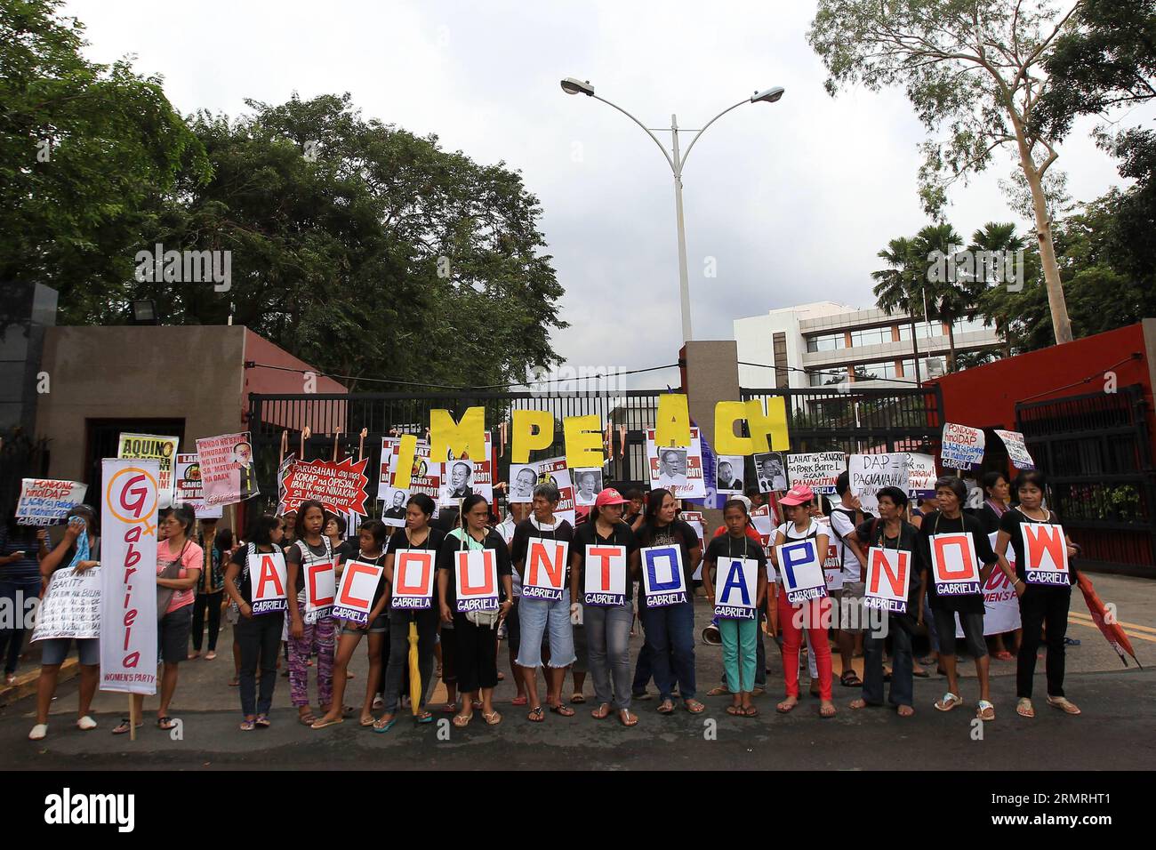 (140721) -- QUEZON CITY, July 21, 2014 (Xinhua) -- Activists display ...