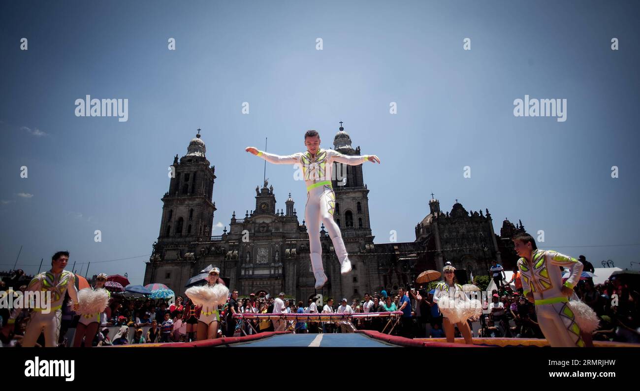Acrobat society hi-res stock photography and images - Alamy